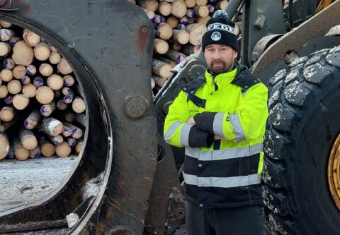 Snellmanien jääkiekkoperheen Onni pelaa Suomen korkeimmalla tasolla ...